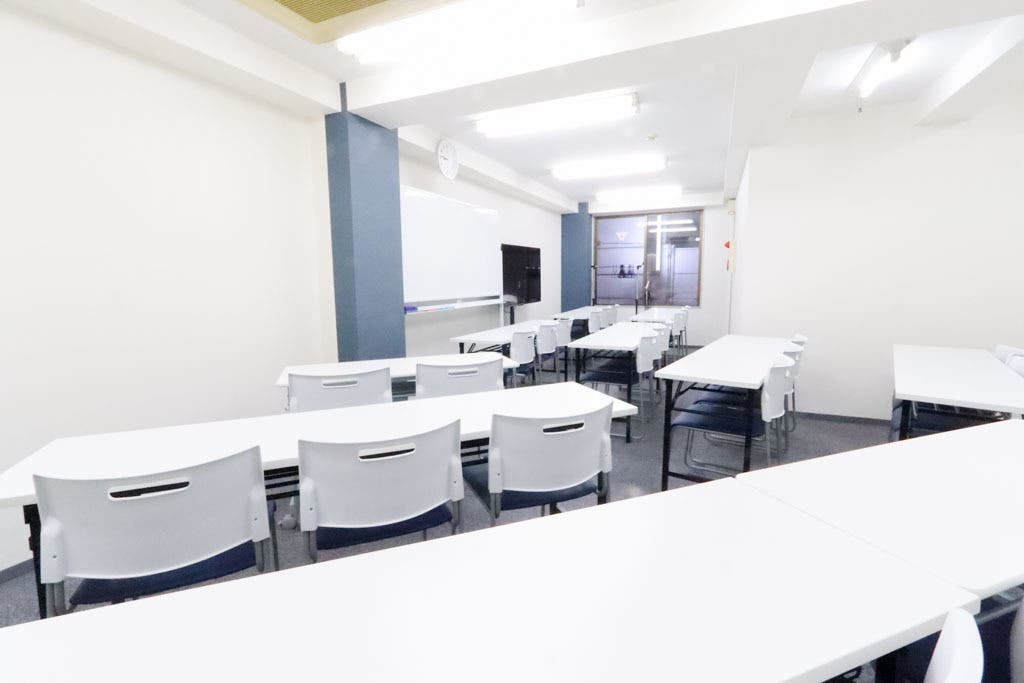 【JR神田駅 西口改札 徒歩15秒！28名利用可！】大型モニター・ホワイトボード・WiFi無料！ふれあい貸し会議室 神田No62の写真8