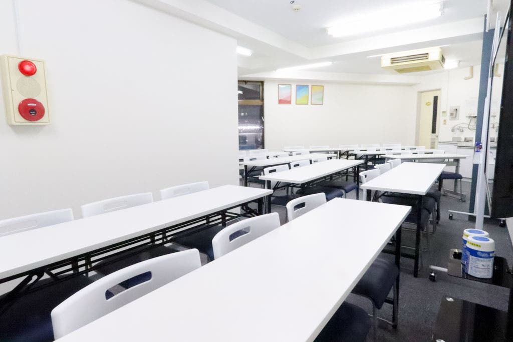 【JR神田駅 西口改札 徒歩15秒！28名利用可！】大型モニター・ホワイトボード・WiFi無料！ふれあい貸し会議室 神田No62の写真9