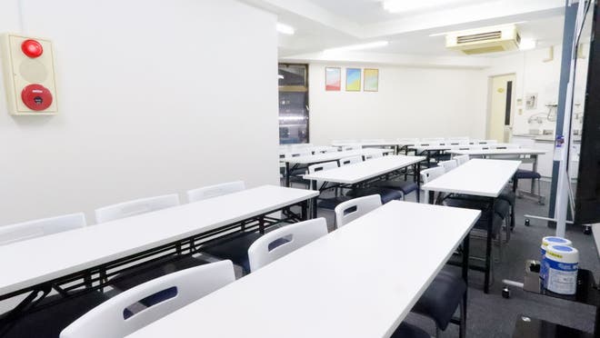 【JR神田駅 西口改札 徒歩15秒!28名利用可!】大型モニター・ホワイトボード・WiFi無料!ふれあい貸し会議室 神田No62の写真9