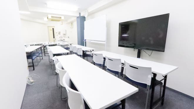 【JR神田駅 西口改札 徒歩15秒!28名利用可!】大型モニター・ホワイトボード・WiFi無料!ふれあい貸し会議室 神田No62の写真10