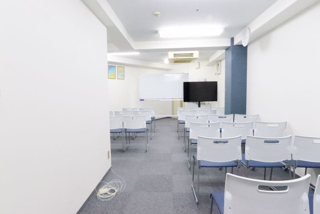 【JR神田駅 西口改札 徒歩15秒！28名利用可！】大型モニター・ホワイトボード・WiFi無料！ふれあい貸し会議室 神田No62の写真17