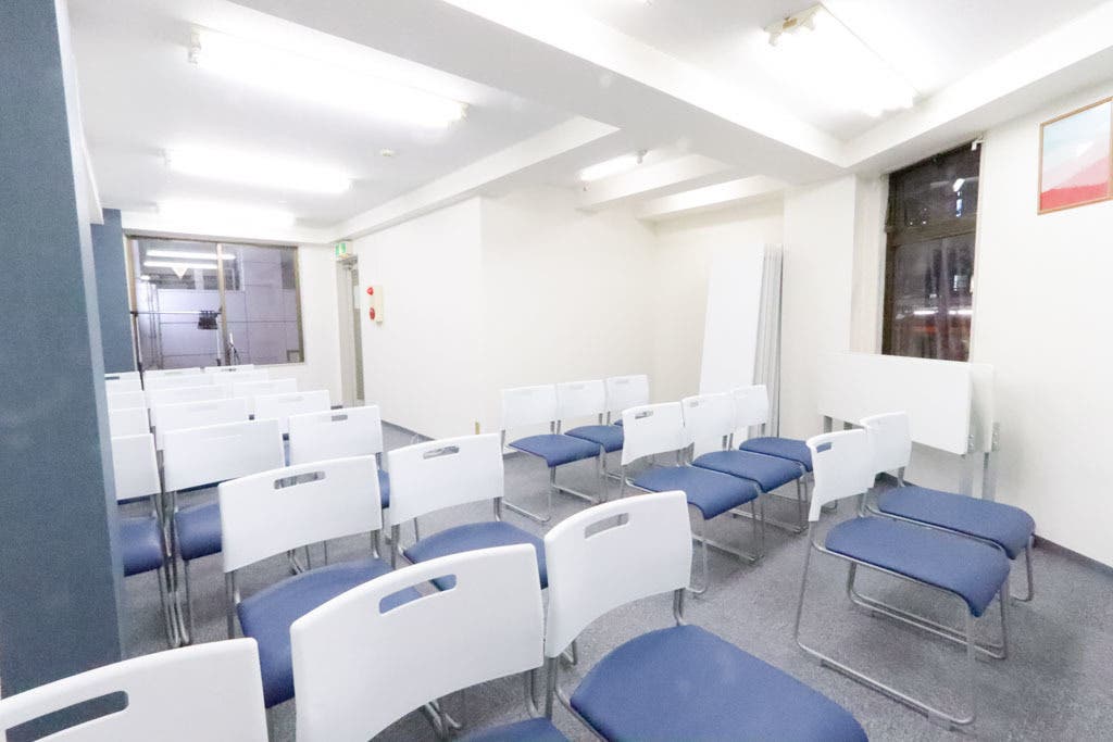 【JR神田駅 西口改札 徒歩15秒！28名利用可！】大型モニター・ホワイトボード・WiFi無料！ふれあい貸し会議室 神田No62の写真20