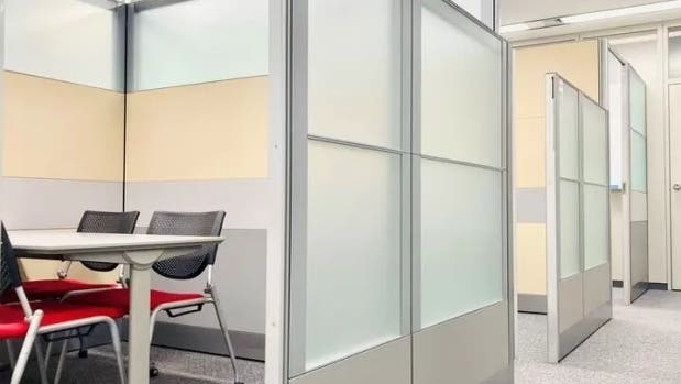 福岡会議室 アーバンオフィス博多 商談室A S−02 【JR博多駅より徒歩2分!全室Wi-Fi環境完備・受付スタッフ駐在】の写真2