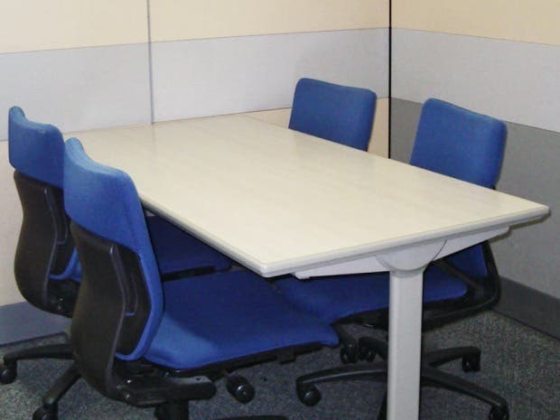 福岡会議室 アーバンオフィス博多 商談室A　S−03　【JR博多駅より徒歩2分！全室Wi-Fi環境完備・受付スタッフ駐在】の写真1