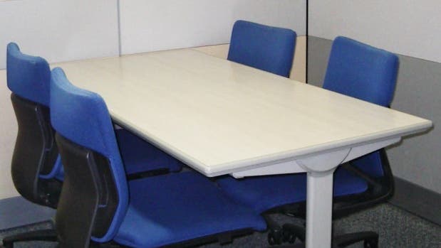 福岡会議室 アーバンオフィス博多 商談室A S−03 【JR博多駅より徒歩2分!全室Wi-Fi環境完備・受付スタッフ駐在】の写真1