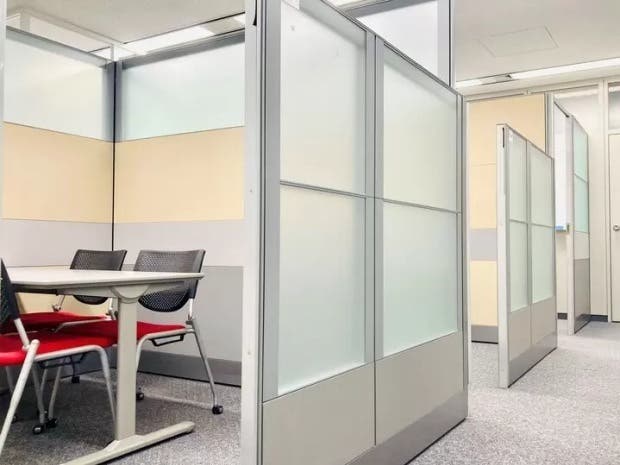 福岡会議室 アーバンオフィス博多 商談室A　S−03　【JR博多駅より徒歩2分！全室Wi-Fi環境完備・受付スタッフ駐在】の写真2