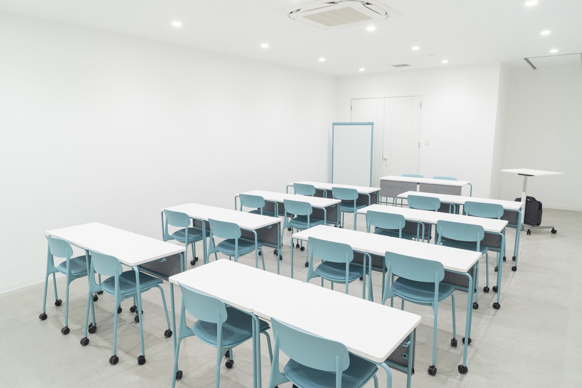 【スペース2】名古屋丸の内/伏見駅から徒歩5分！白を基調とした清潔感のあるレンタルスペース/貸会議室！の写真2