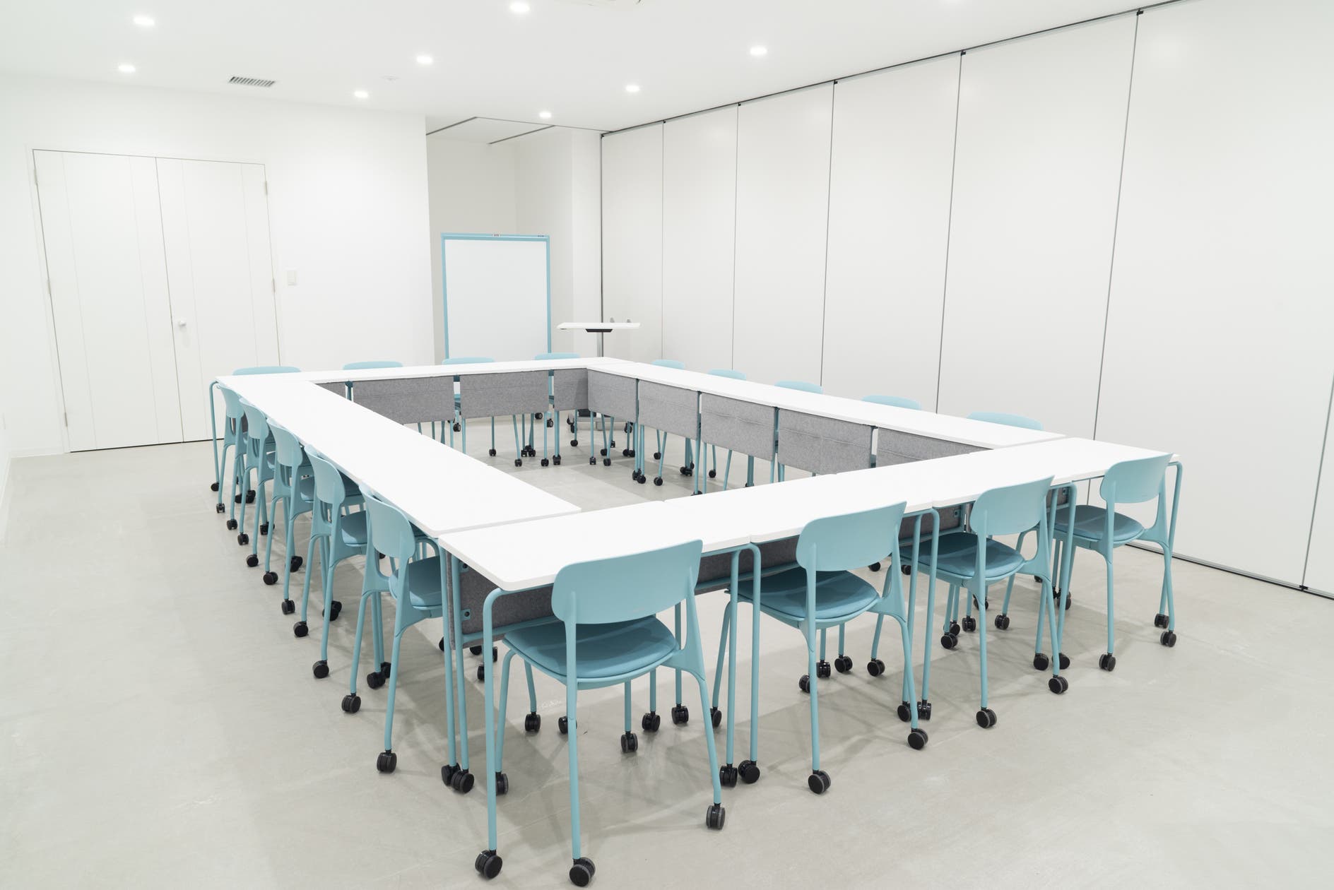 【スペース2】名古屋丸の内/伏見駅から徒歩5分！白を基調とした清潔感のあるレンタルスペース/貸会議室！の写真4