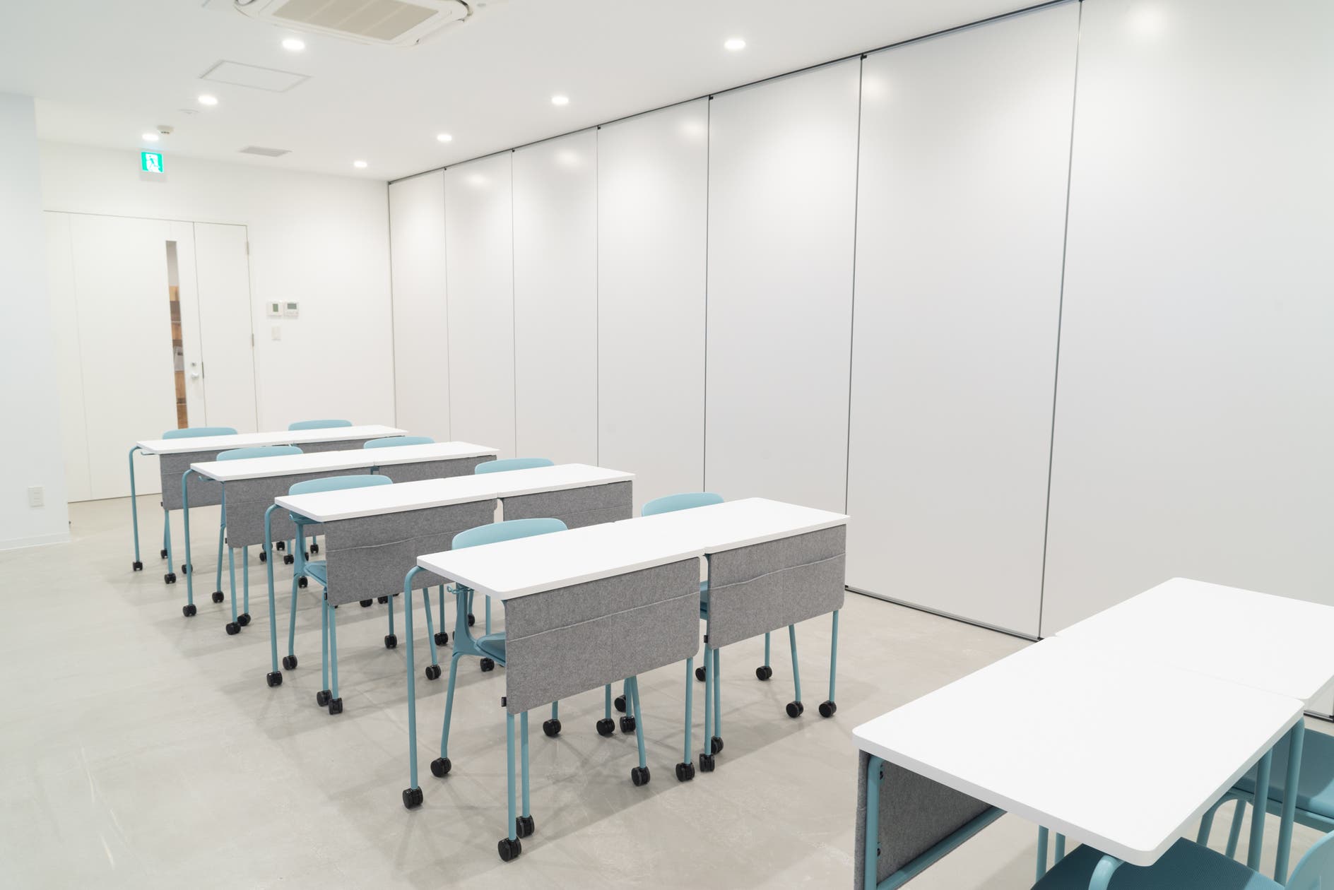 【スペース3】名古屋丸の内/伏見駅から徒歩5分！白を基調とした清潔感のあるレンタルスペース/貸会議室！の写真4