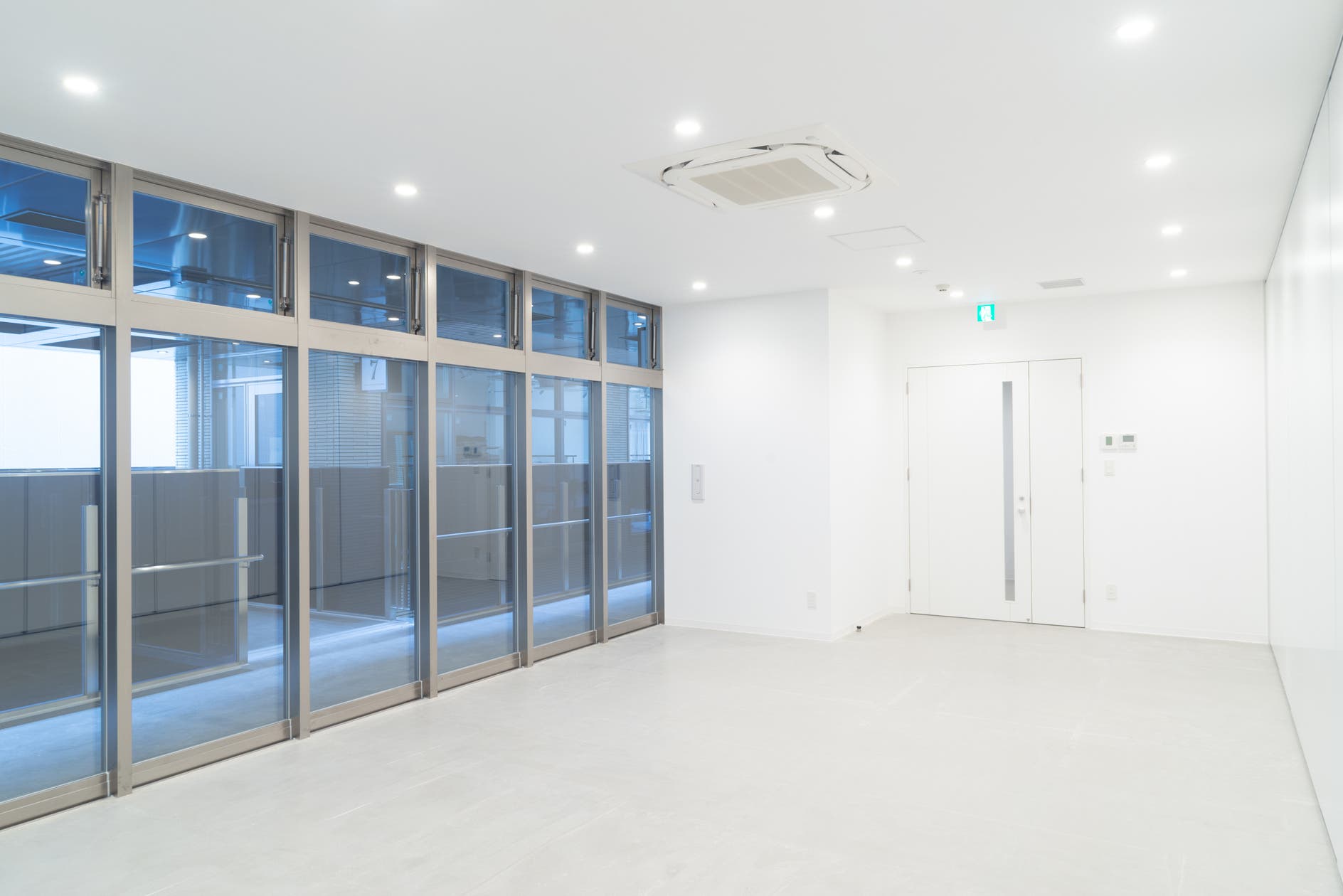 【スペース3】名古屋丸の内/伏見駅から徒歩5分！白を基調とした清潔感のあるレンタルスペース/貸会議室！の写真5