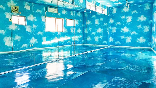 代々木駅から徒歩4分。鏡ばりの使いやすいスタジオです。の写真1