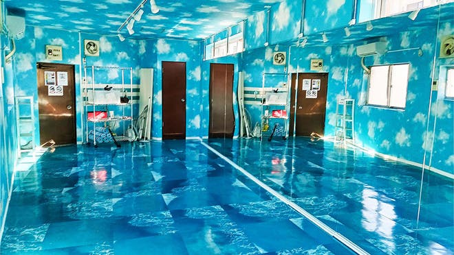 代々木駅から徒歩4分。鏡ばりの使いやすいスタジオです。の写真2