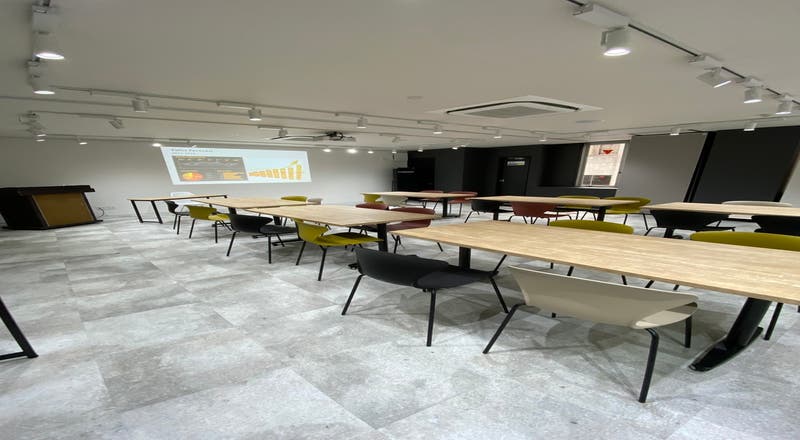 お洒落な内装で多目的にご利用いただけます。当日予約可能、関内駅徒歩5分、バリアフリーです。