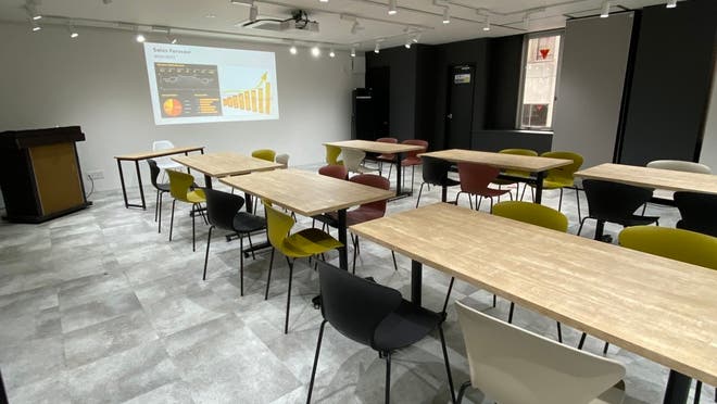 お洒落な内装で多目的にご利用いただけます。当日予約可能、関内駅徒歩5分、バリアフリーです。の写真1