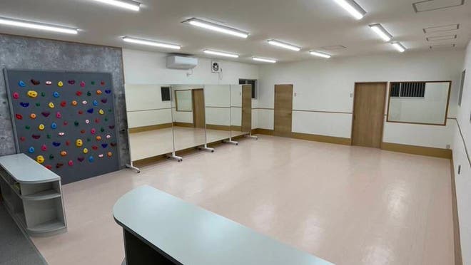 バレエ、ダンス、ヨガに最適!リノリウム、バー、大きな鏡完備のスタジオの写真1