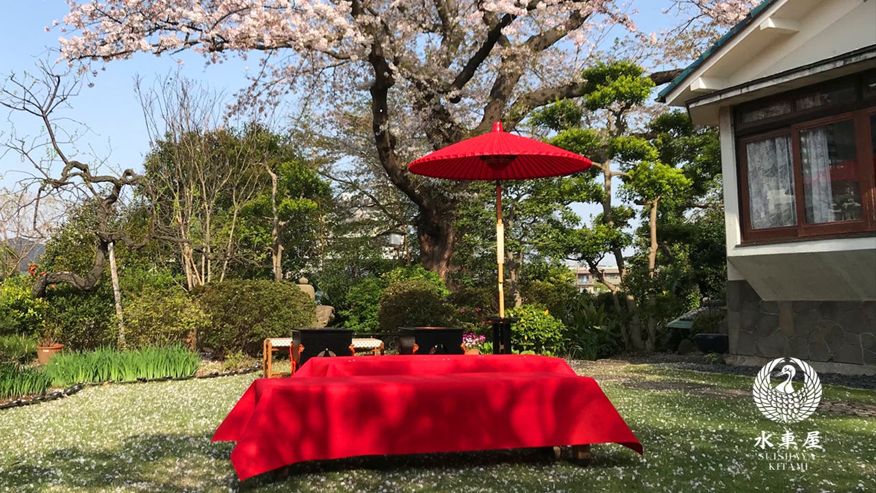 撮影小物　野点笠セット（赤毛氈付 床几台 2脚 付）の画像1