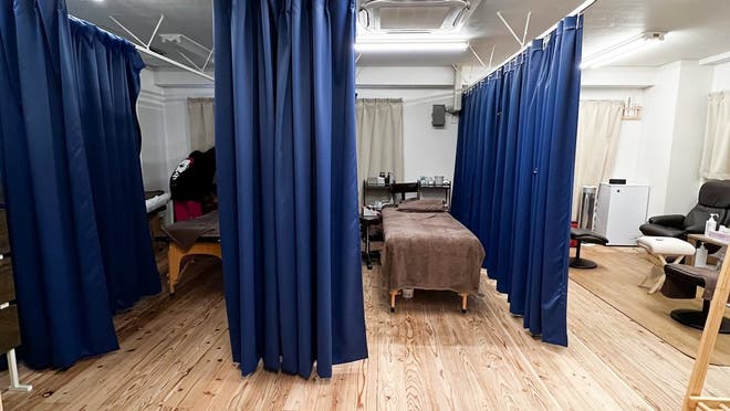 天然素材の漆喰、床は天然杉の無垢を使用しているオーガニックサロンです。の写真1