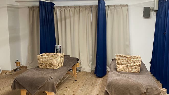 天然素材の漆喰、床は天然杉の無垢を使用しているオーガニックサロンです。の写真2