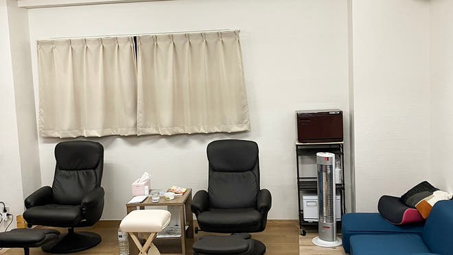 天然素材の漆喰、床は天然杉の無垢を使用しているオーガニックサロンです。の写真3