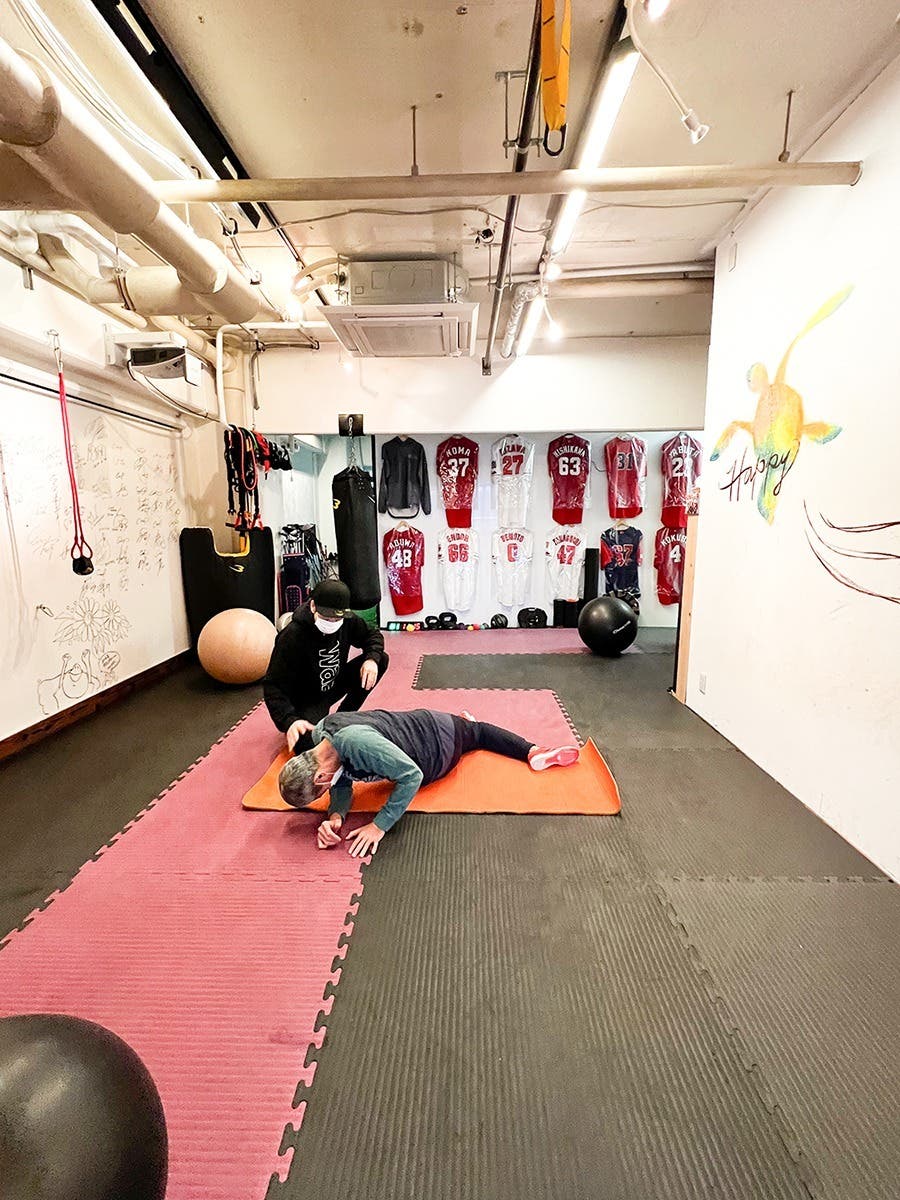 天然素材の漆喰、床は天然杉の無垢を使用しているオーガニックサロンです。の写真5