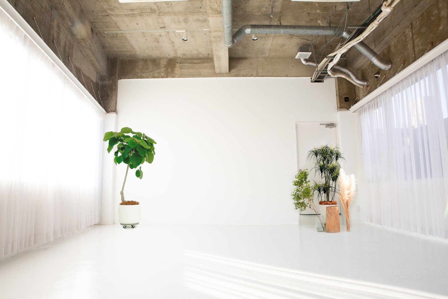 【堺筋本町】自然光溢れるレンタル撮影スタジオ、白モルタル壁、白コンクリート床・モルタル黒壁コンクリート黒床の黒ホリゾントの写真10