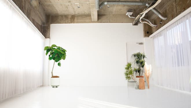 【堺筋本町】自然光溢れるレンタル撮影スタジオ、白モルタル壁、白コンクリート床・モルタル黒壁コンクリート黒床の黒ホリゾントの写真10