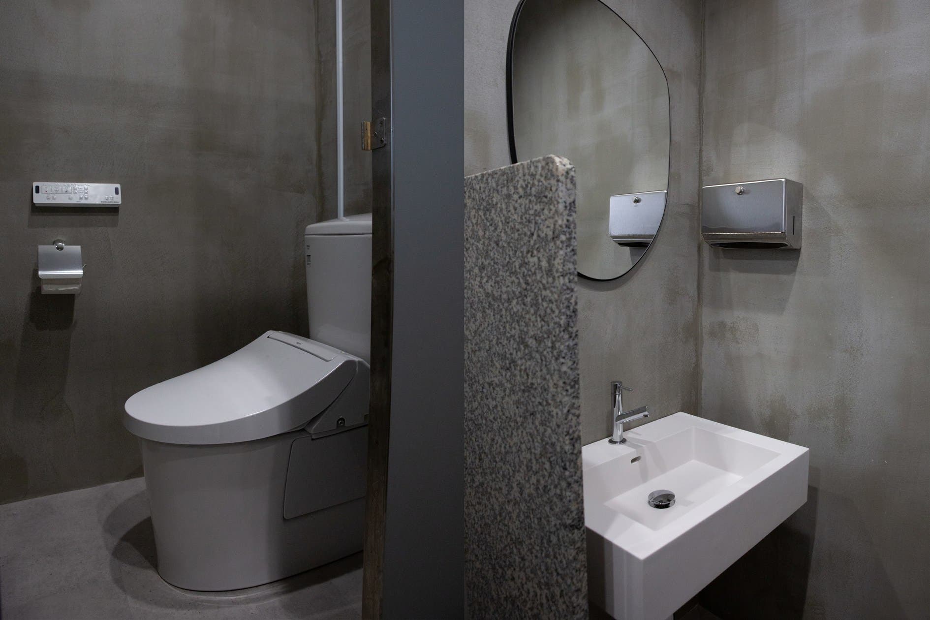 【堺筋本町】自然光溢れるレンタル撮影スタジオ、白モルタル壁、白コンクリート床・モルタル黒壁コンクリート黒床の黒ホリゾントの写真20