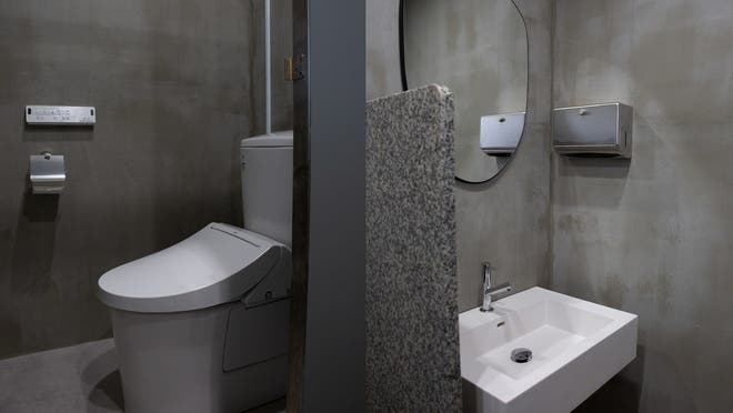 【堺筋本町】自然光溢れるレンタル撮影スタジオ、白モルタル壁、白コンクリート床・モルタル黒壁コンクリート黒床の黒ホリゾントの写真20