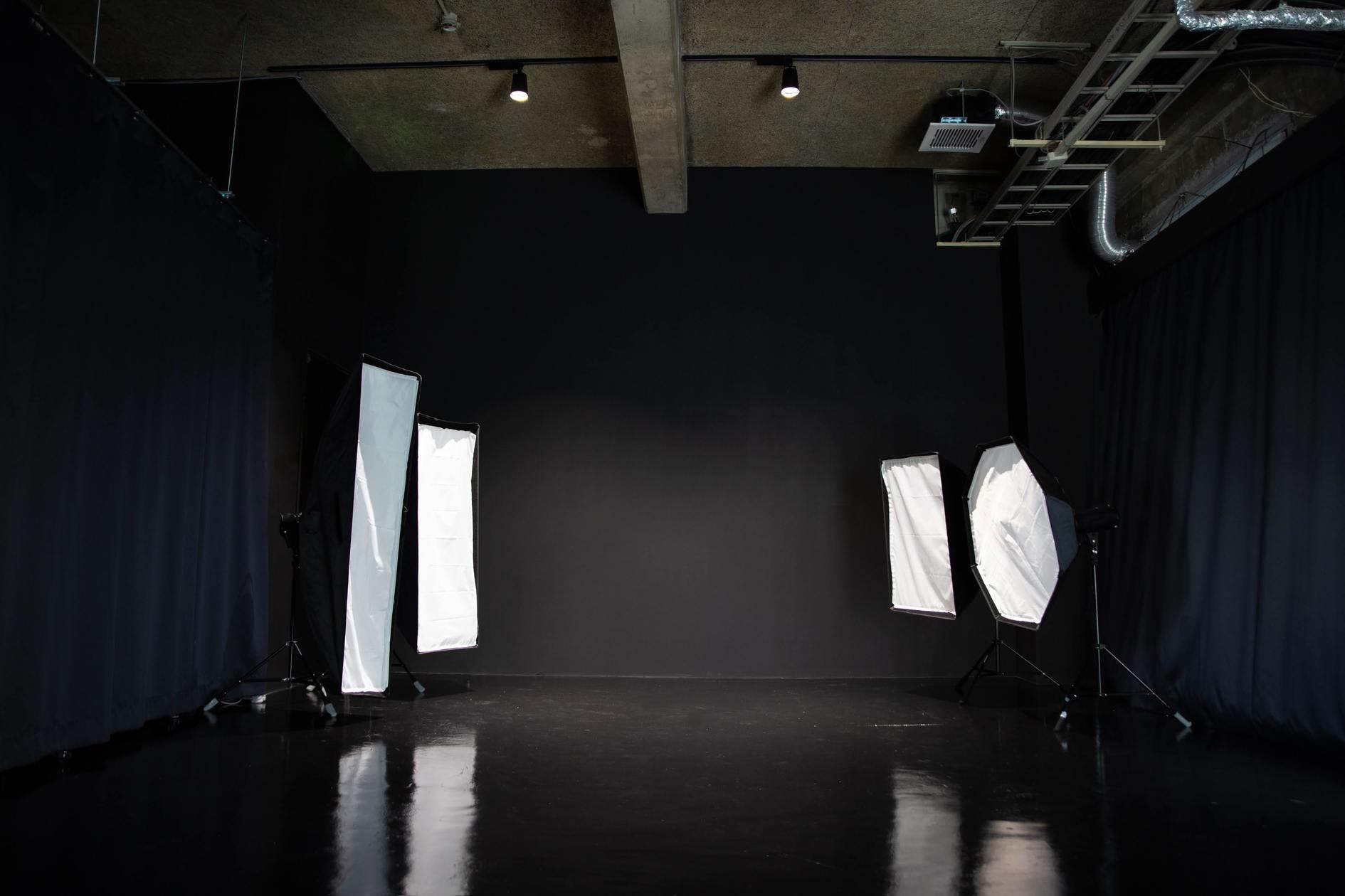 【堺筋本町】自然光溢れるレンタル撮影スタジオ、白モルタル壁、白コンクリート床・モルタル黒壁コンクリート黒床の黒ホリゾントの写真9