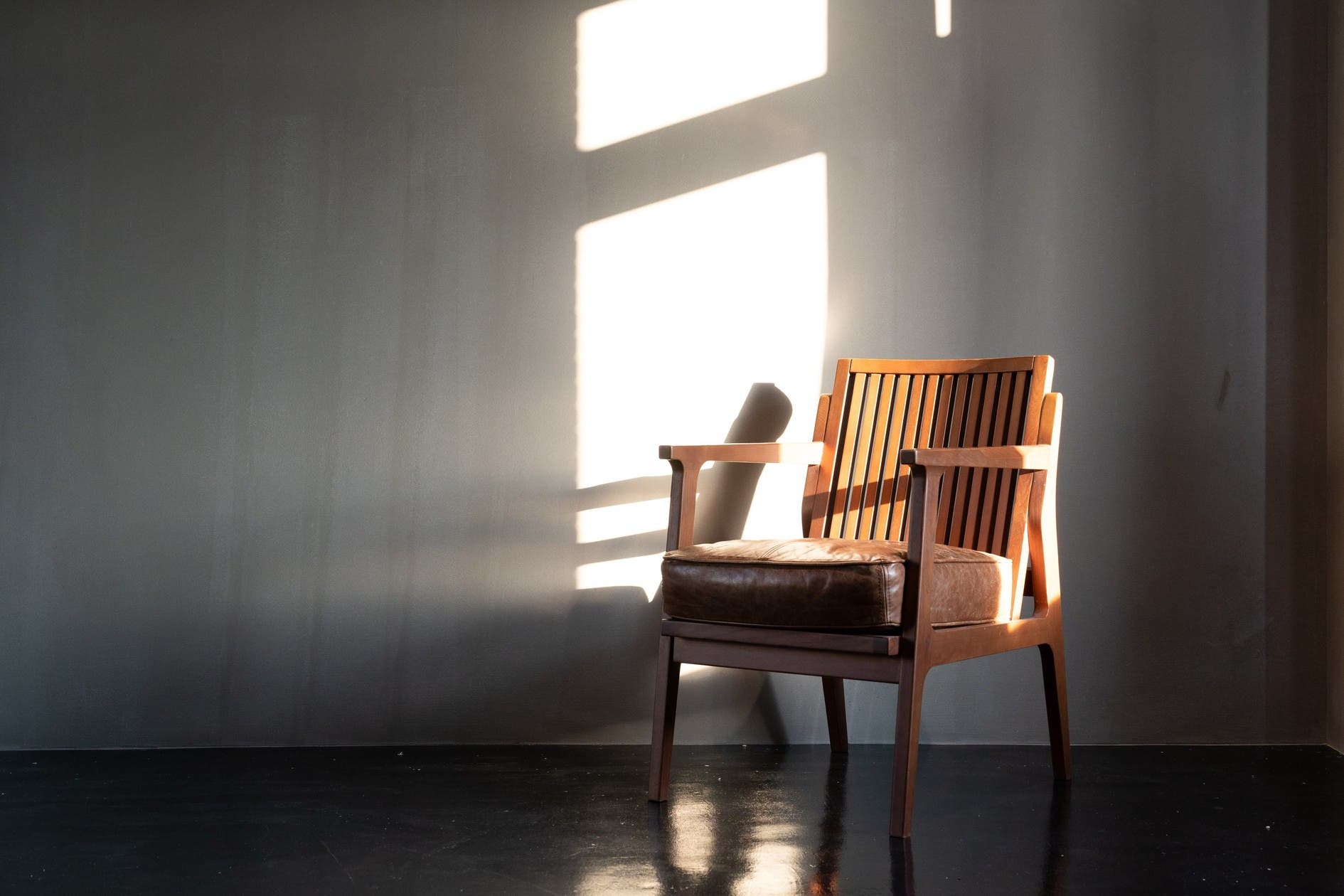 【堺筋本町】自然光溢れるレンタル撮影スタジオ、白モルタル壁、白コンクリート床・モルタル黒壁コンクリート黒床の黒ホリゾントの写真3