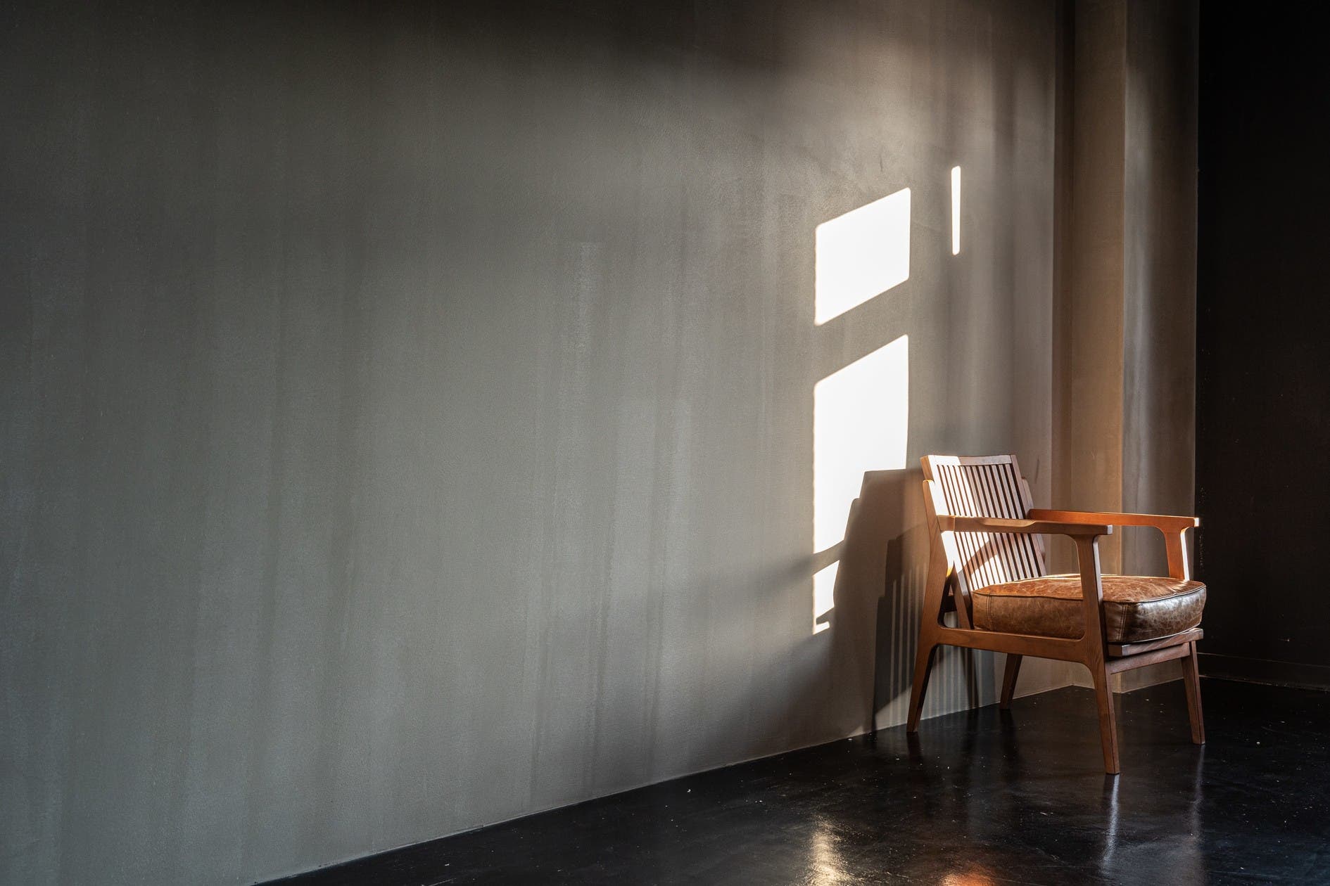 【堺筋本町】自然光溢れるレンタル撮影スタジオ、白モルタル壁、白コンクリート床・モルタル黒壁コンクリート黒床の黒ホリゾントの写真21