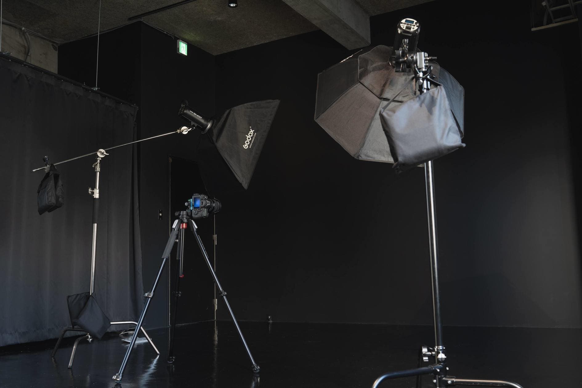 【堺筋本町】自然光溢れるレンタル撮影スタジオ、白モルタル壁、白コンクリート床・モルタル黒壁コンクリート黒床の黒ホリゾントの写真19