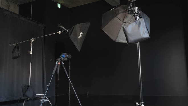 【堺筋本町】自然光溢れるレンタル撮影スタジオ、白モルタル壁、白コンクリート床・モルタル黒壁コンクリート黒床の黒ホリゾントの写真19