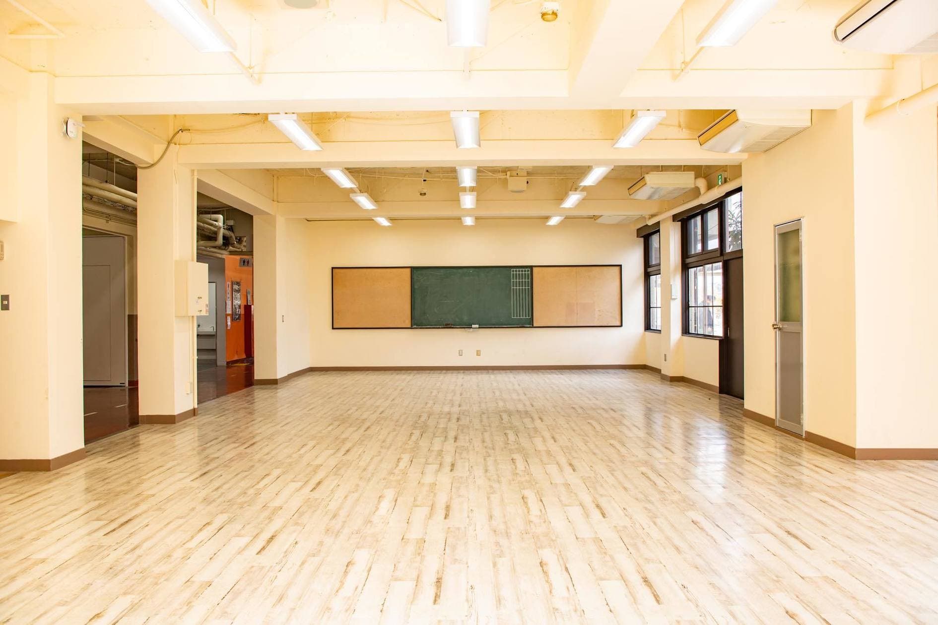 40坪のフリースペースです。ダンス教室、撮影、卒団式など、ご自由に。の写真1