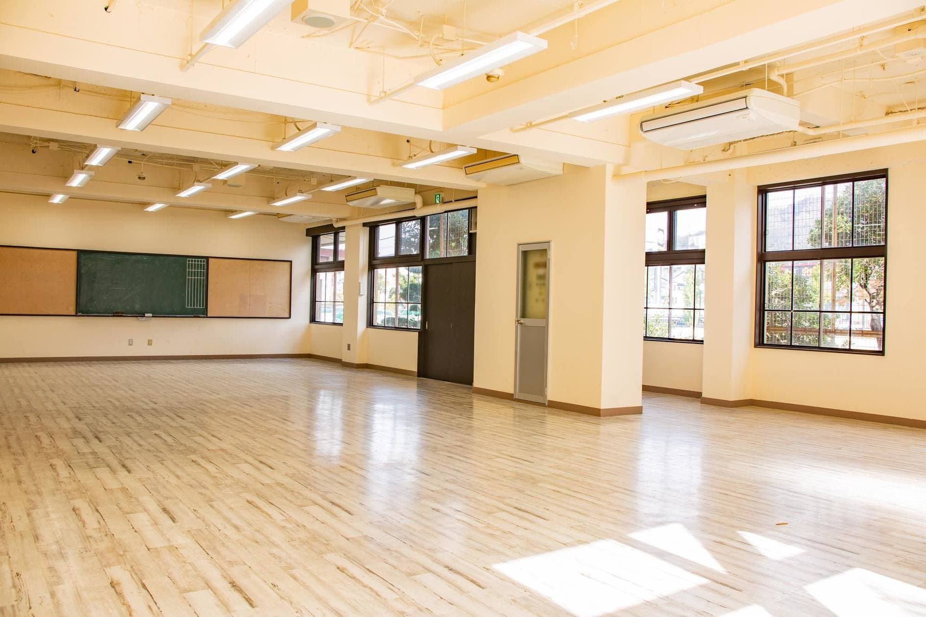 40坪のフリースペースです。ダンス教室、撮影、卒団式など、ご自由に。の写真2