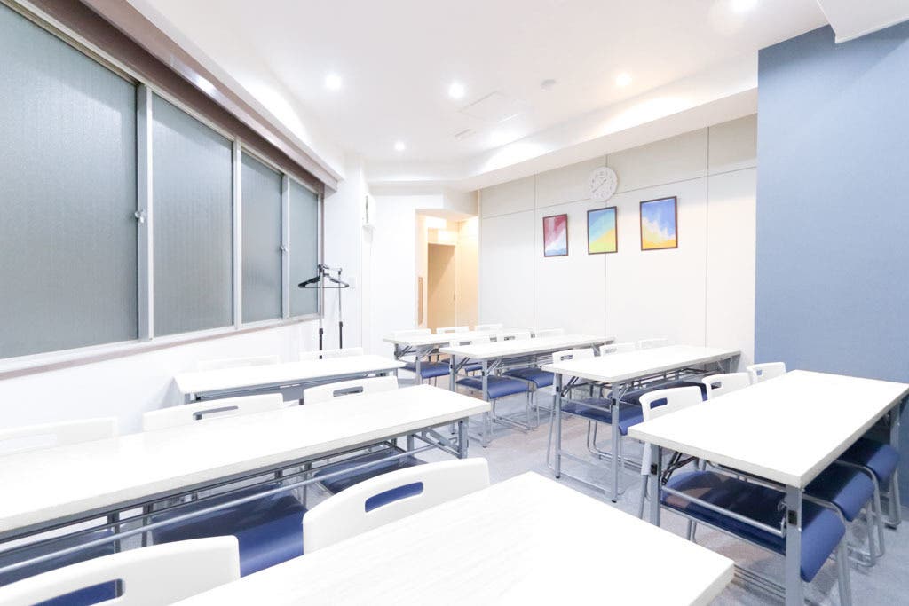 【JR新宿駅 徒歩2分！明治通り沿い！20名利用可！】55型大型モニター・WiFi無料！ふれあい貸し会議室 新宿No65の写真2