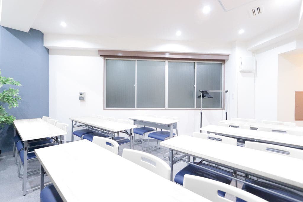 【JR新宿駅 徒歩2分！明治通り沿い！20名利用可！】55型大型モニター・WiFi無料！ふれあい貸し会議室 新宿No65の写真3