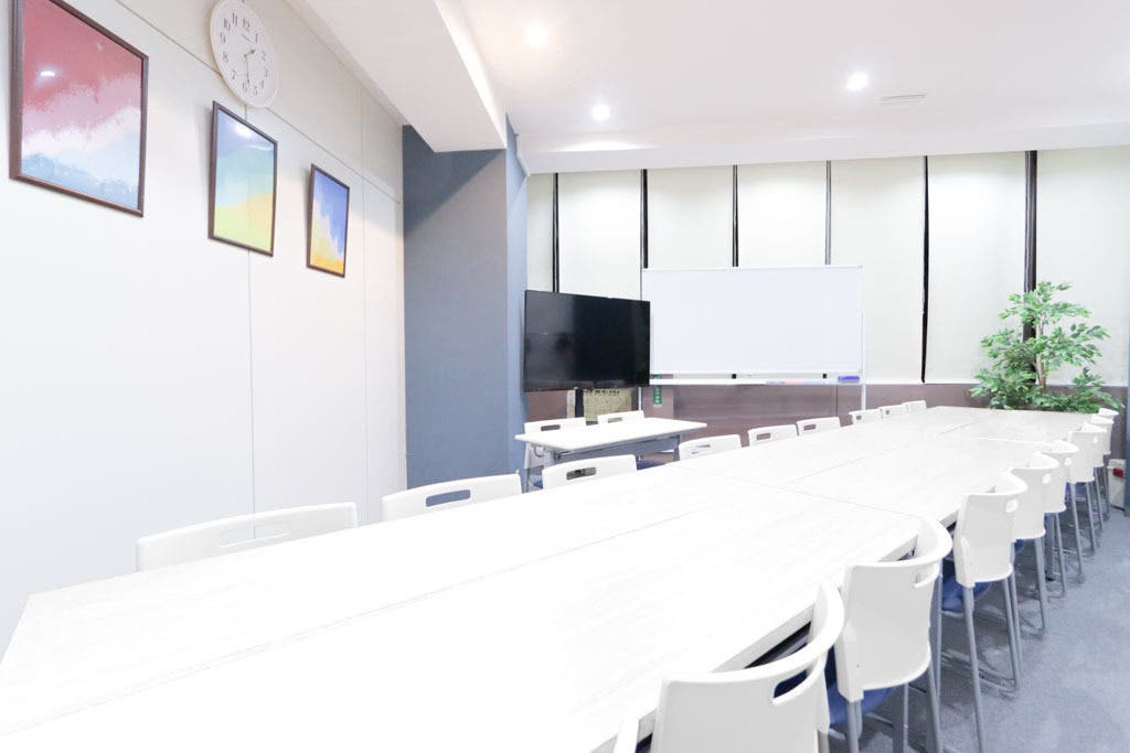 【JR新宿駅 徒歩2分！明治通り沿い！20名利用可！】55型大型モニター・WiFi無料！ふれあい貸し会議室 新宿No65の写真4