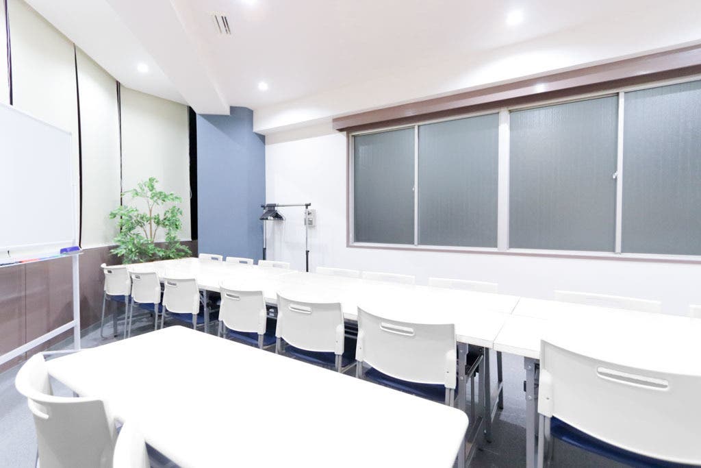 【JR新宿駅 徒歩2分！明治通り沿い！20名利用可！】55型大型モニター・WiFi無料！ふれあい貸し会議室 新宿No65の写真5