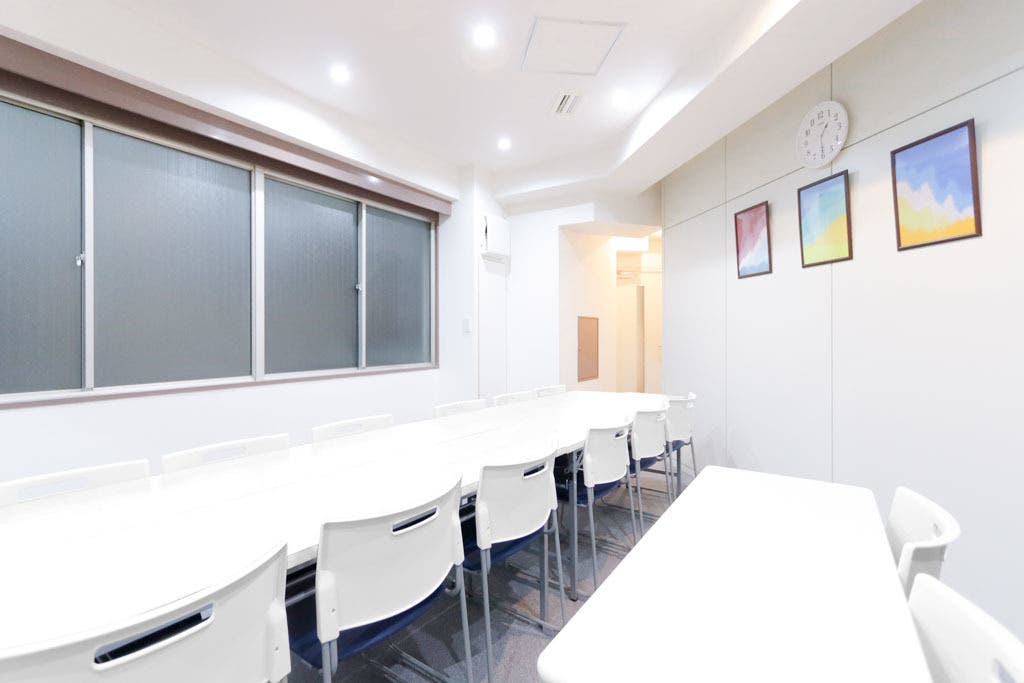 【JR新宿駅 徒歩2分！明治通り沿い！20名利用可！】55型大型モニター・WiFi無料！ふれあい貸し会議室 新宿No65の写真6