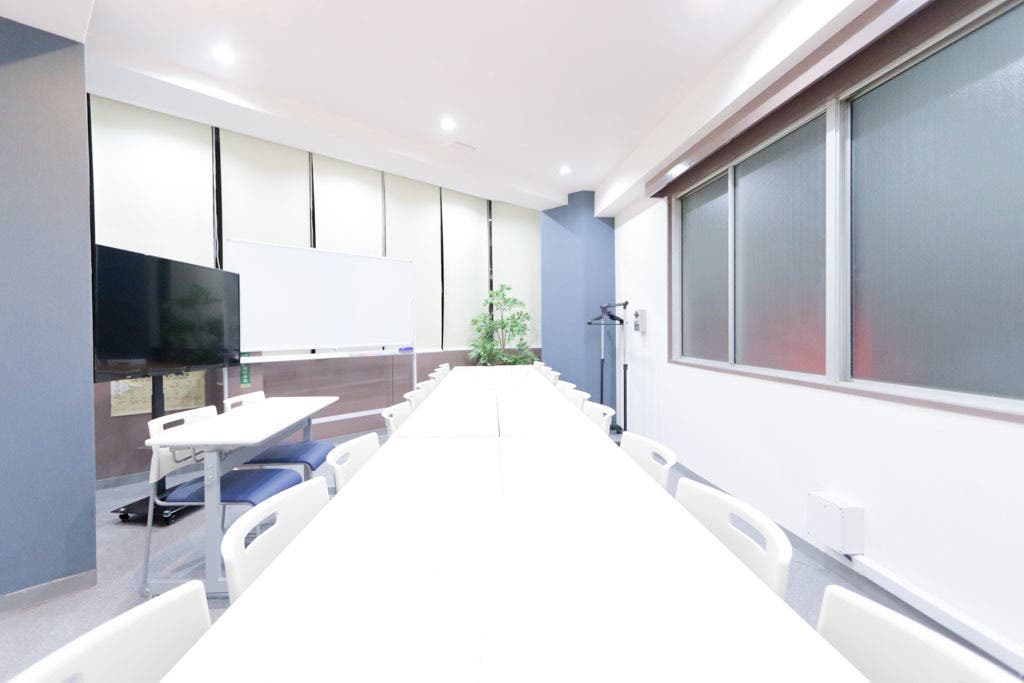 【JR新宿駅 徒歩2分！明治通り沿い！20名利用可！】55型大型モニター・WiFi無料！ふれあい貸し会議室 新宿No65の写真7