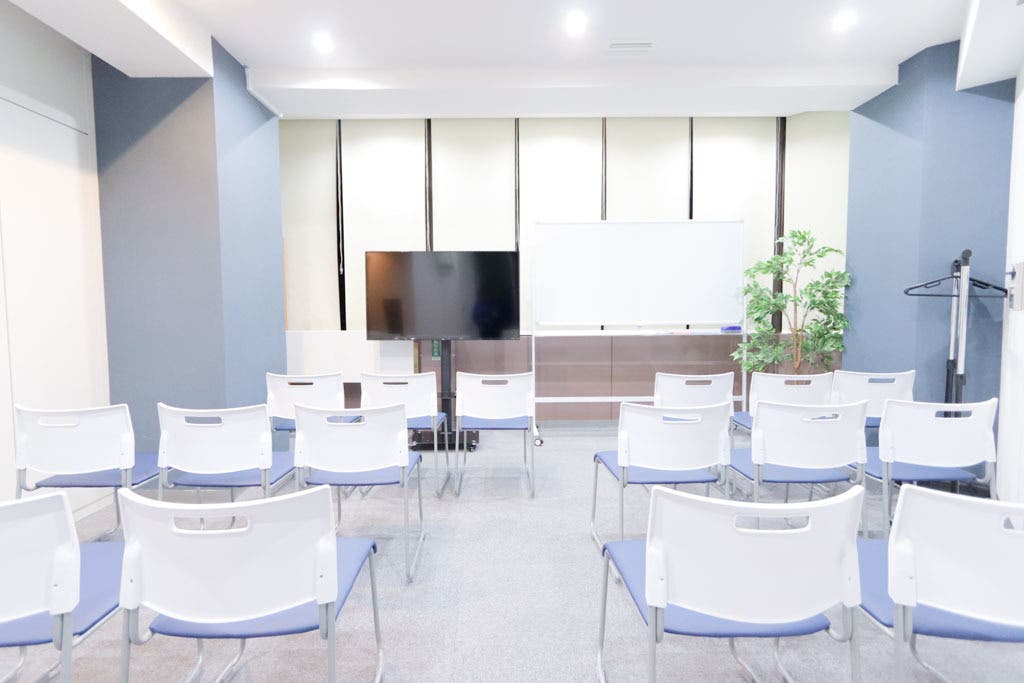 【JR新宿駅 徒歩2分！明治通り沿い！20名利用可！】55型大型モニター・WiFi無料！ふれあい貸し会議室 新宿No65の写真8