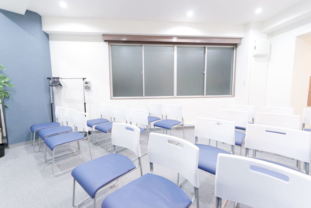 【JR新宿駅 徒歩2分！明治通り沿い！20名利用可！】55型大型モニター・WiFi無料！ふれあい貸し会議室 新宿No65の写真9