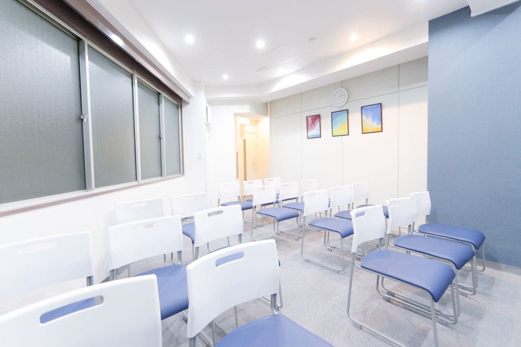 【JR新宿駅 徒歩2分！明治通り沿い！20名利用可！】55型大型モニター・WiFi無料！ふれあい貸し会議室 新宿No65の写真10