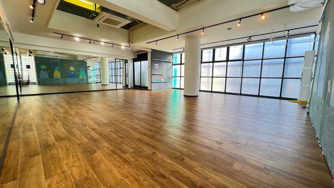 阪急大宮駅徒歩4分の80平米貸しスタジオの写真1