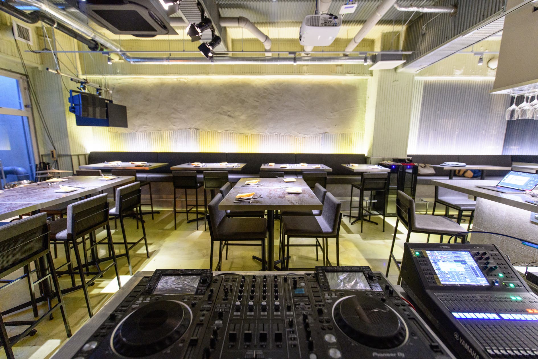 🌟格安利用キャンペーン実施中🌟【商用撮影OK】西武新宿駅から徒歩5分☆モダンでスタイリッシュな内装のダイニングバーの写真8