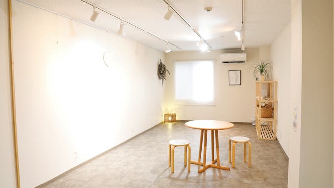 【鳥取駅徒歩5分/2階多目的スペース/彩花】リモートワーク,ギャラリー展示,撮影,レンタルサロン,各種パーティ,女子会などの写真1