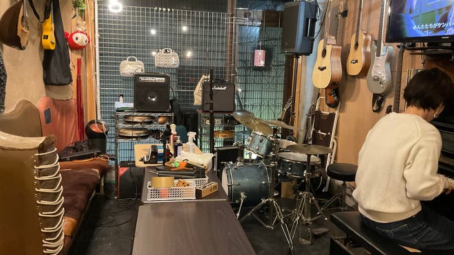 新宿駅徒歩10分、現在営業中のミュージックバーの写真1