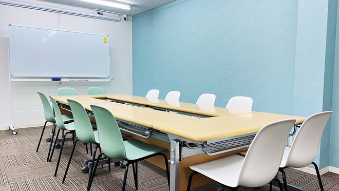 【インボイス対応/法人仕様】京都の真面目な会議室◆お気軽会議室京都烏丸◆高速ネット/駅徒歩2分/24人収容/当日予約可の写真1