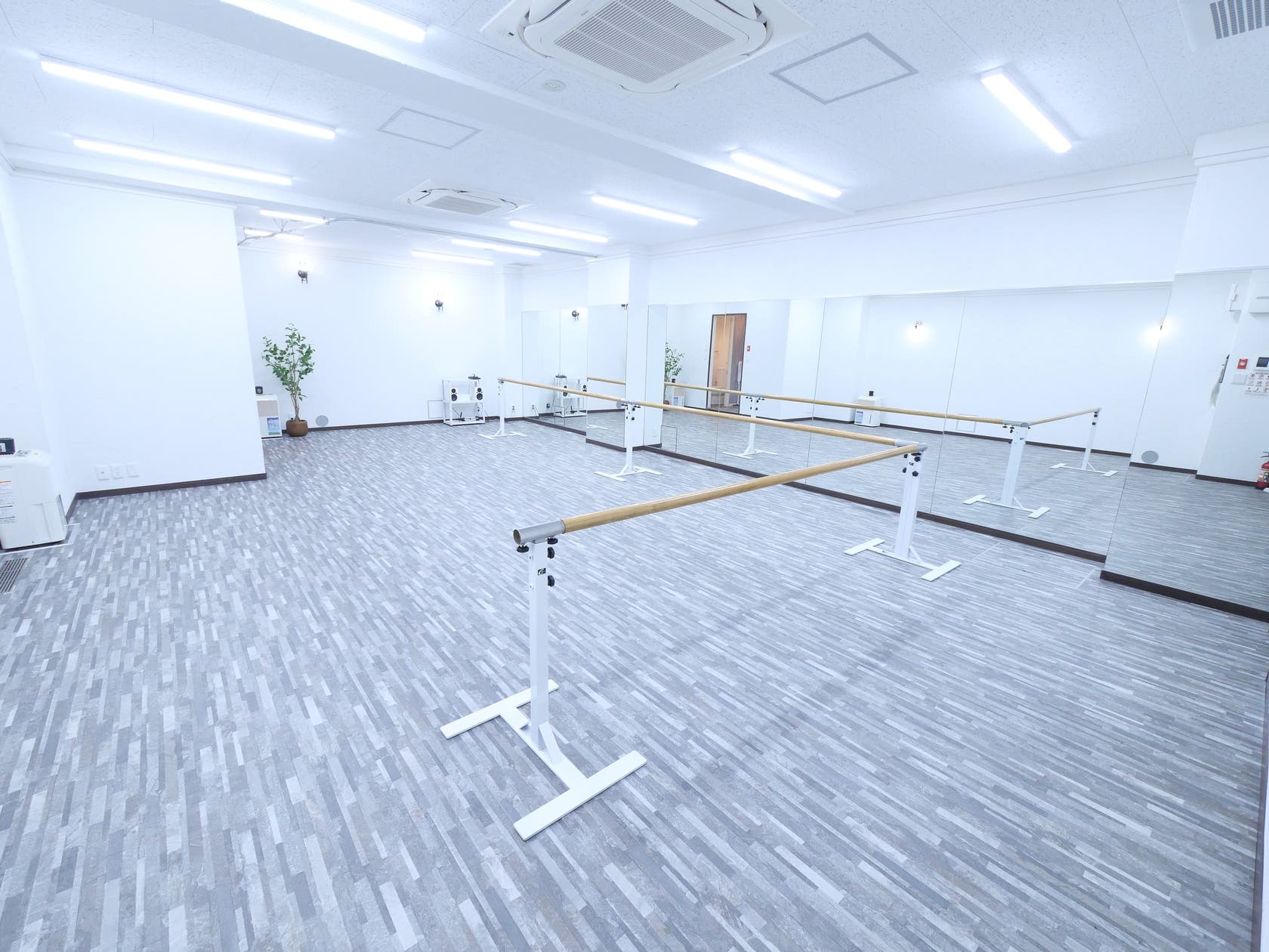 【高田馬場駅4分】駅近🚶｜地域最安｜清潔✨｜60平米｜天高約2.7m｜バレエバー｜WiFi｜毎日清掃🧹｜会議・格闘技・ダンス等の写真7